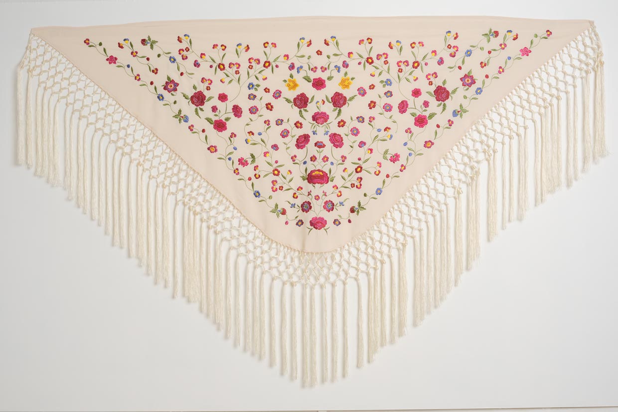 MANTON BORDADO DIANA SEÑORA BEIGE | Micaela Villa